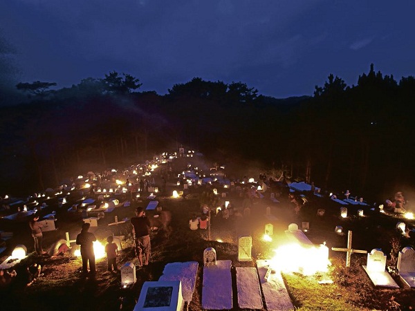 Pangangaluluwa: How Filipinos remember the departed | Philippine ...