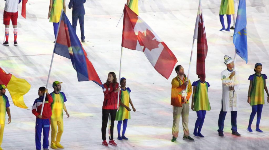 Penny Oleksiak carries Canadian flag at closing ceremony of Rio ...
